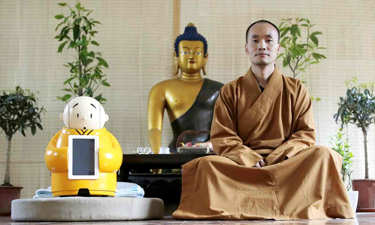 Robot monk Xian'er teaches temple visitors, chants mantras - SlashGear