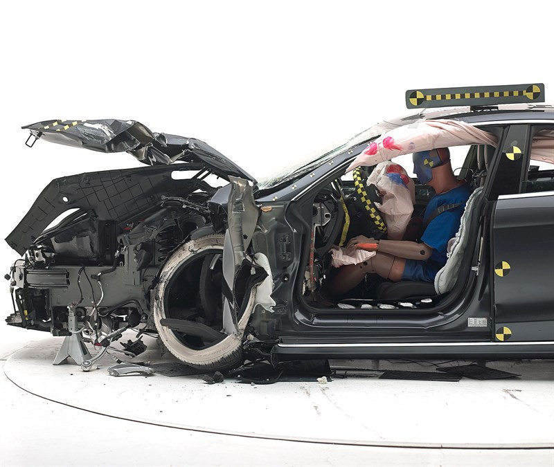 As Tesla protests, what exactly is IIHS' small overlap front test ...