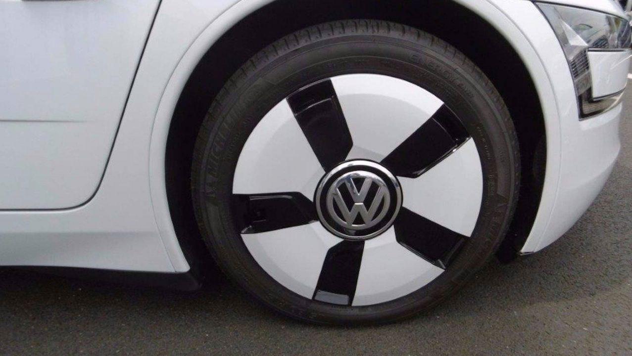 2015 VW X1 spied cruising with supercars - SlashGear