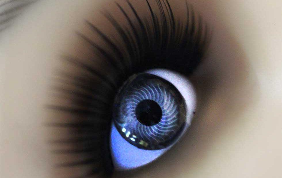 smart-contact-lenses-monitor-blood-sugar-slashgear
