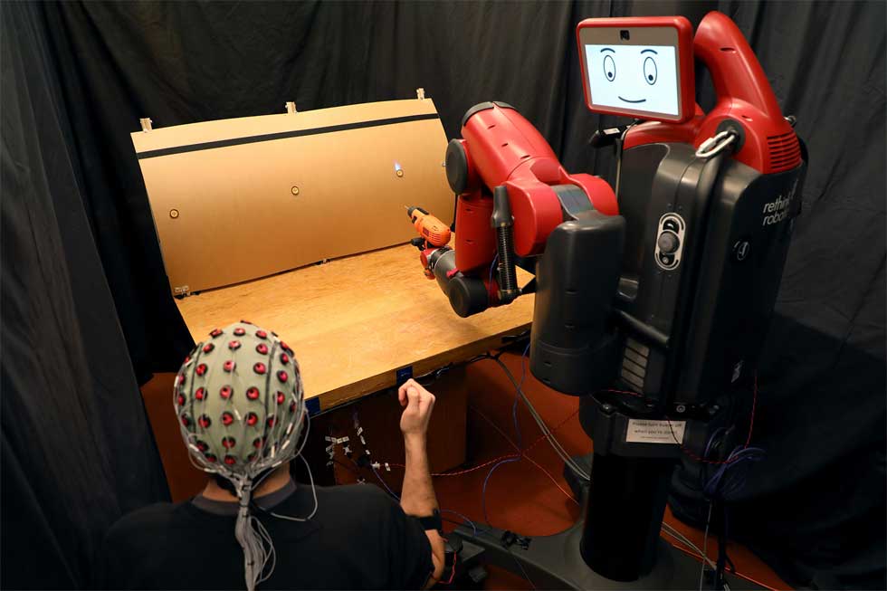 MIT researchers control robots with brainwaves and gestures - SlashGear