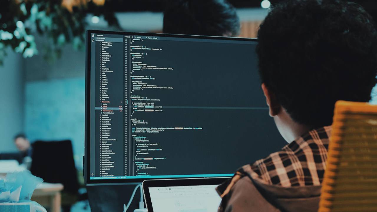 Amazon Is Bringing Computer Science Classes To 130 High Schools SlashGear amazon-is-bringing-computer-science-classes-to-130-high-schools-slashgear