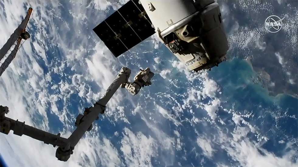 Spacex Dragon Cargo Ship Departs Iss Packing Scientific Cargo Slashgear