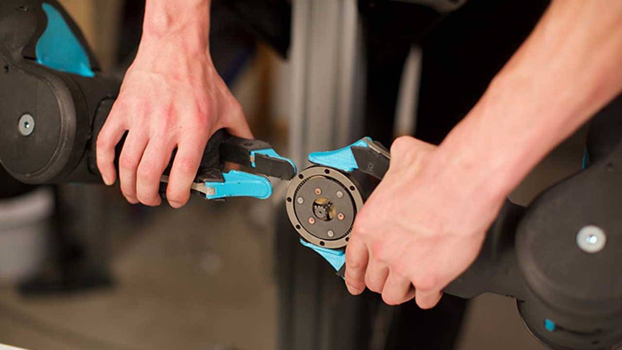 Blue is a low-cost AI robot that can fold clothes - SlashGear