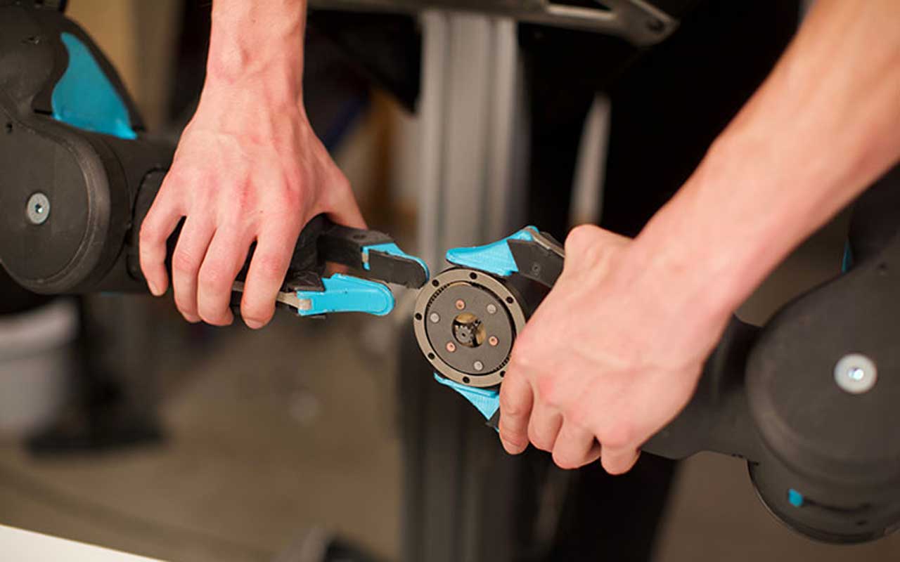 Blue is a low-cost AI robot that can fold clothes - SlashGear