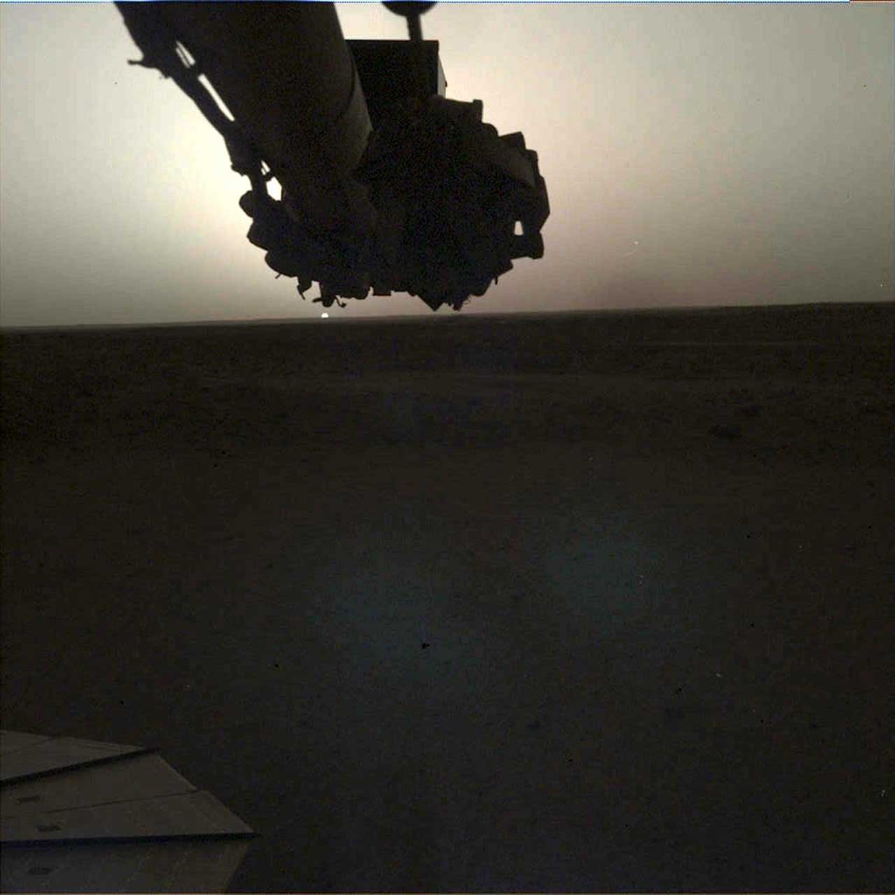 NASA InSight lander snaps pics of Martian sunrise and sunset - SlashGear