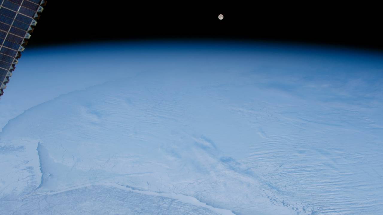 NASA shares frozen moonrise image snapped from space - SlashGear