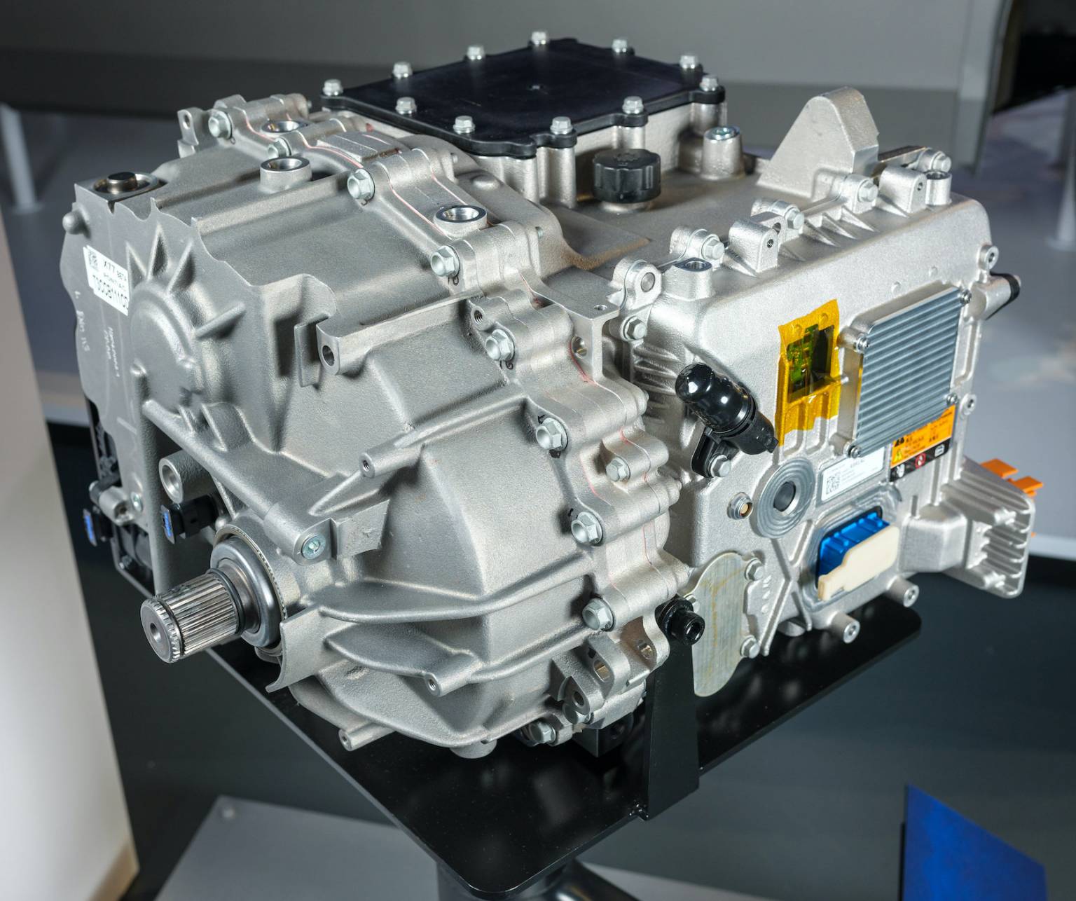 GM Ultium batteries revealed as core of new 400+ mile EV platform ...