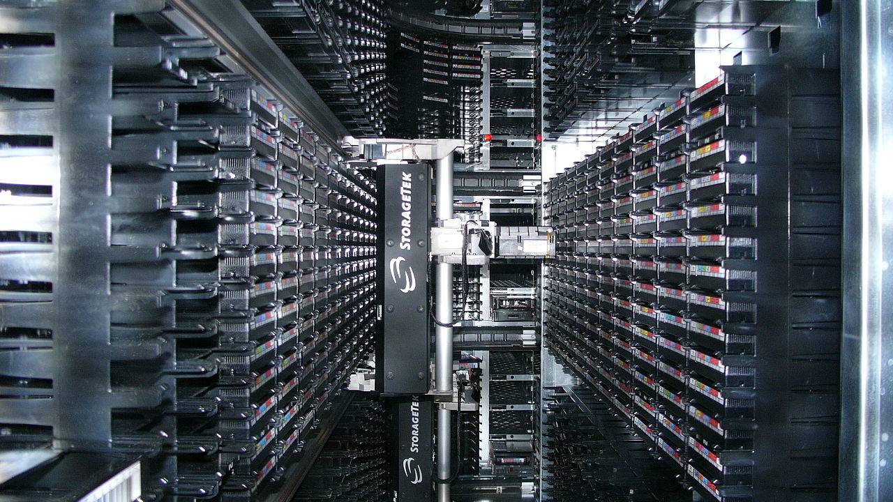 Fujifilm and IBM create new magnetic tape with 580TB capacity - SlashGear