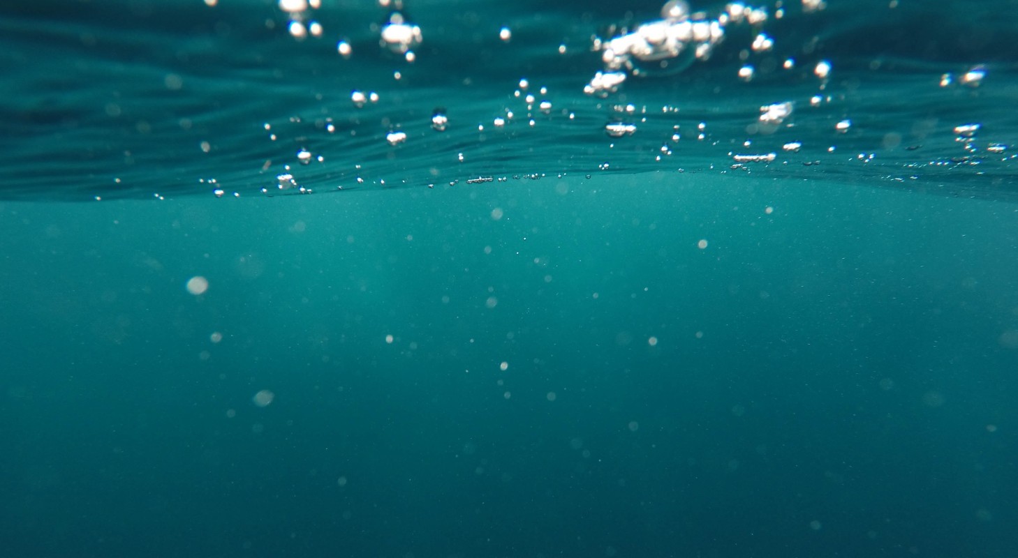 Wind is carrying microplastics to distant, clean parts of the ocean ...