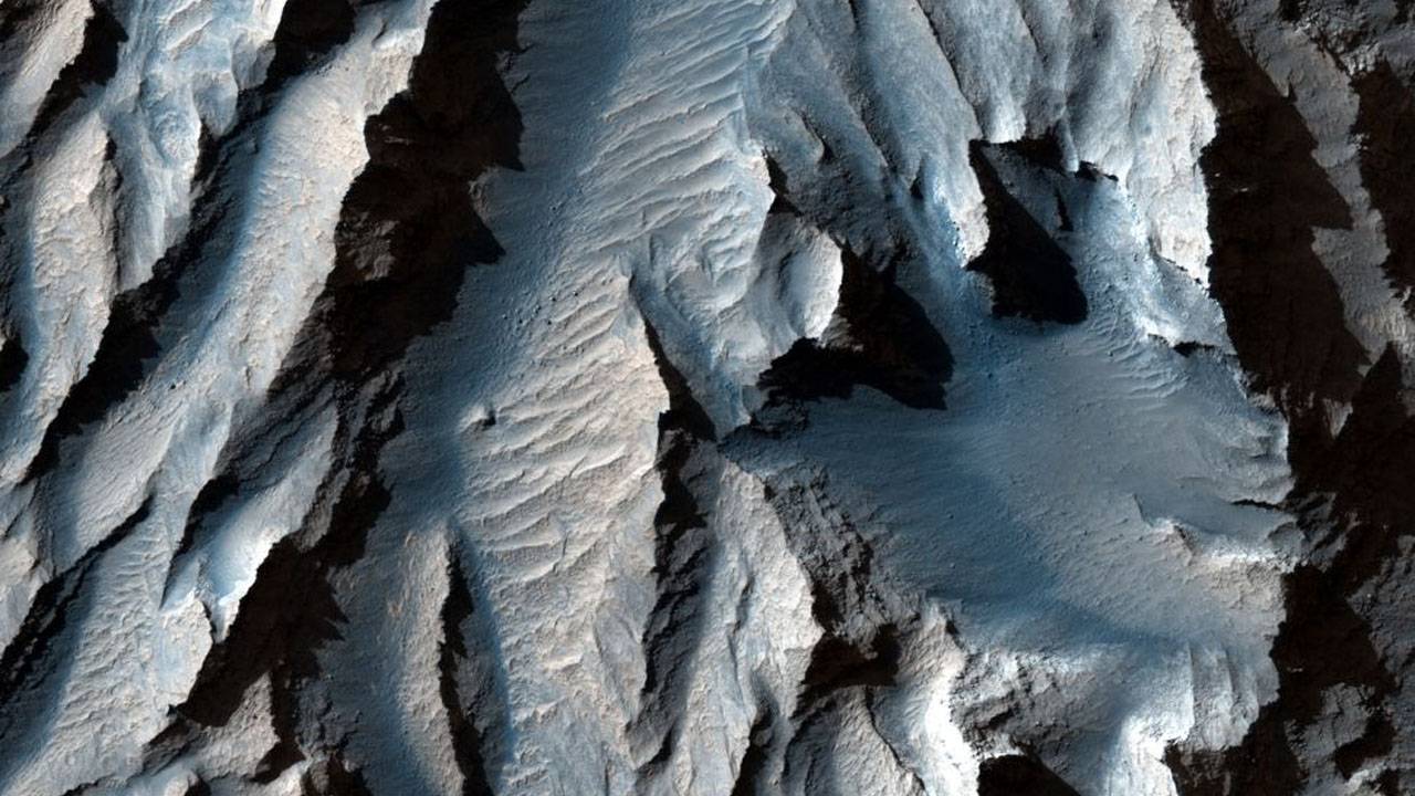 NASA shows off new images of massive Martian canyon - SlashGear