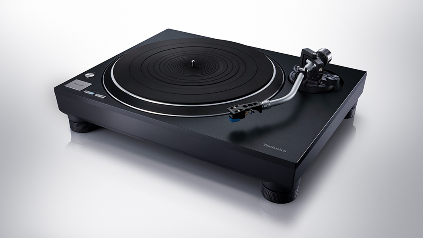 Technics SL-100C turntable is an entry level model for audiophiles ...