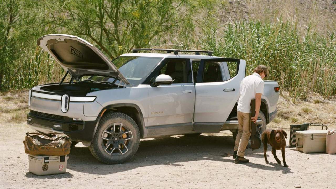 Rivian R1T by the numbers: EV pickup spills bed, towing & storage ...