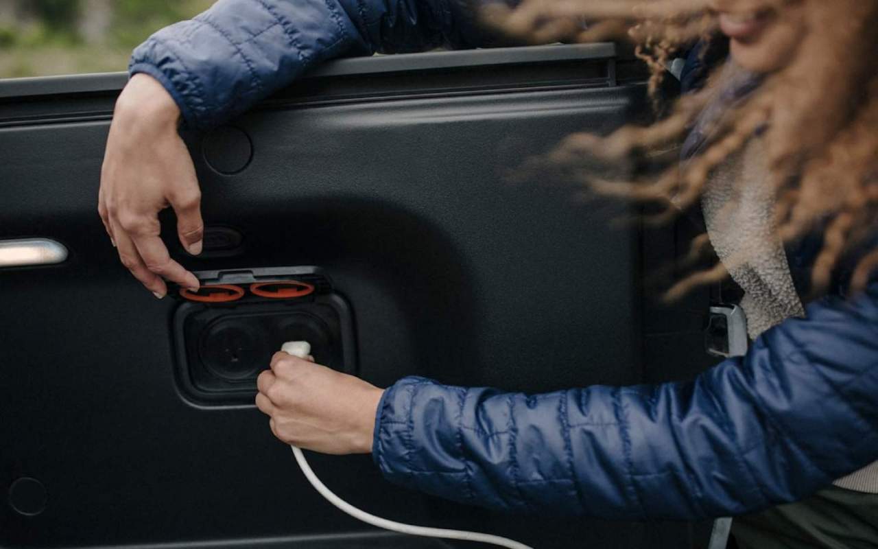 Rivian R1T by the numbers: EV pickup spills bed, towing & storage ...