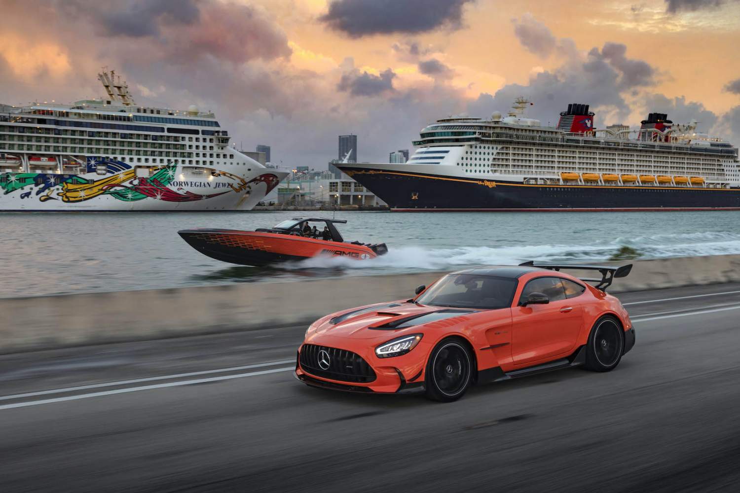 Cigarette 41' Nighthawk AMG Black Series Gallery