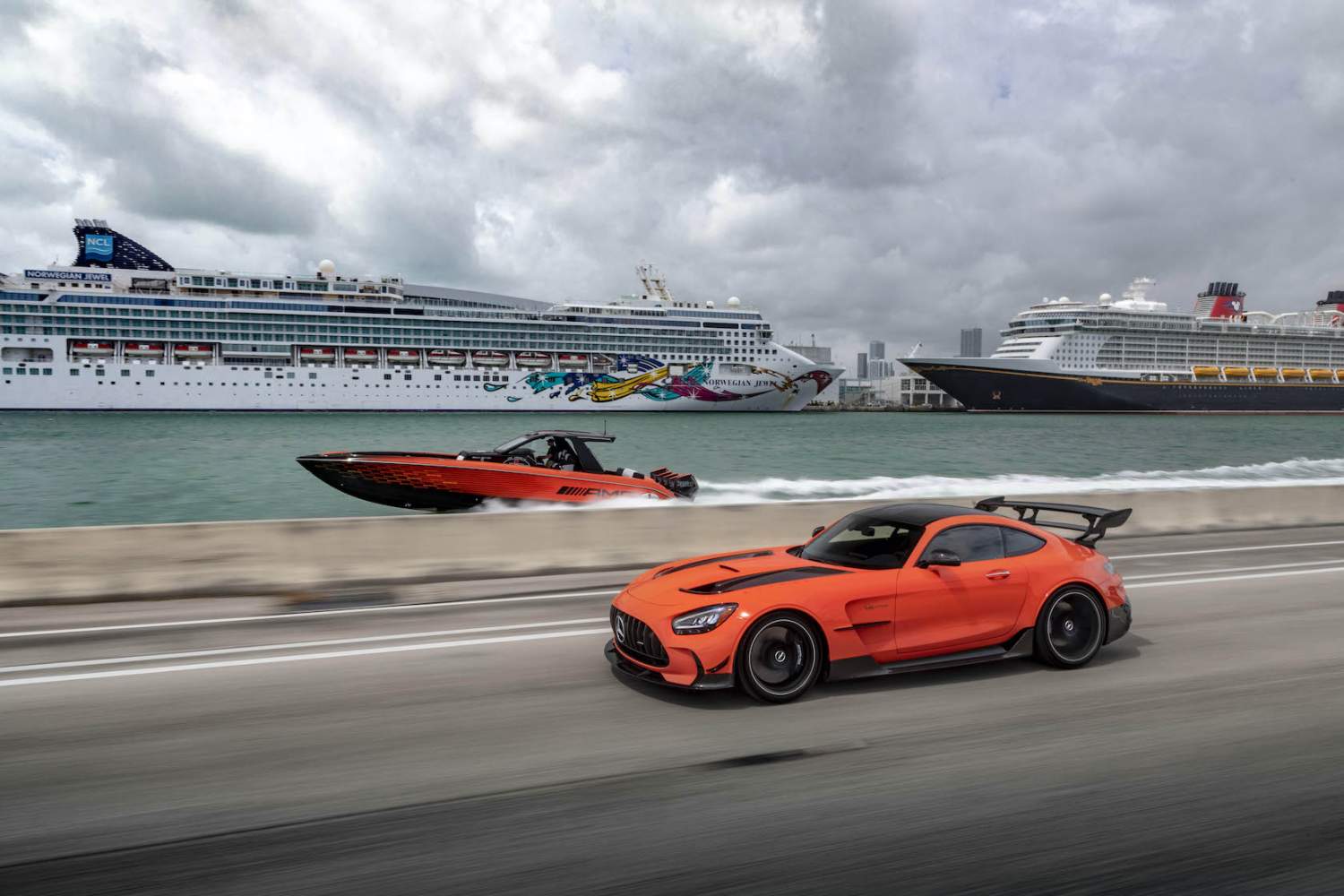 Cigarette 41' Nighthawk AMG Black Series Gallery